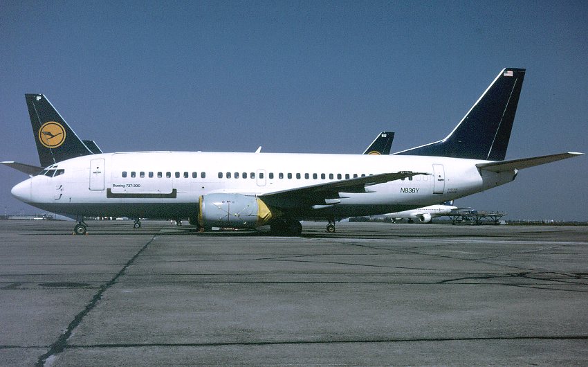 Yangtze River Express Boeing 737-3QC N836Y