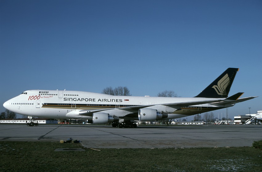 Singapore Airlines B747-400 9V-SMU